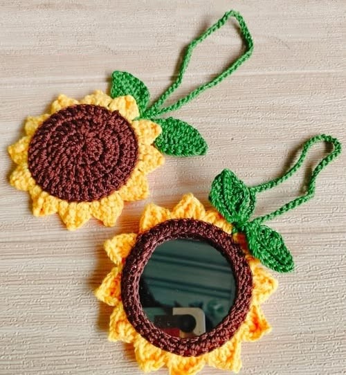 8 Crochet Mirror Keychain Patterns ⋆ GreatThingsFirst