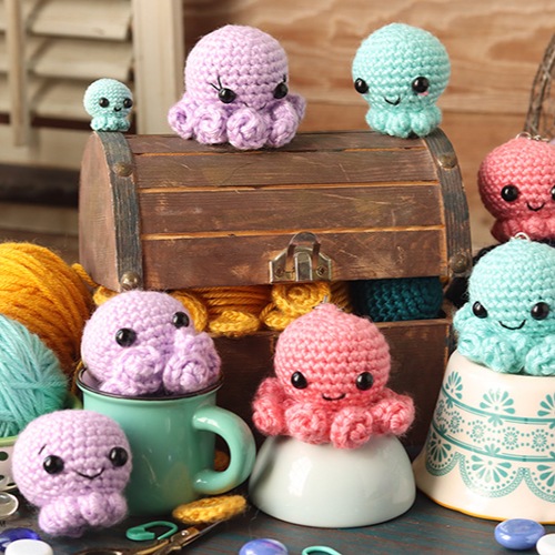 12 Crochet Kawaii Bag Charms Free Patterns ⋆ GreatThingsFirst